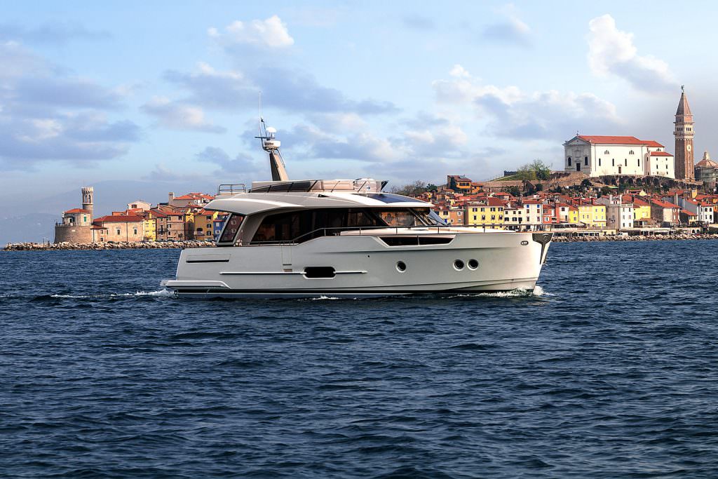 GREENLINE 48 FLY – Greenline Yachts